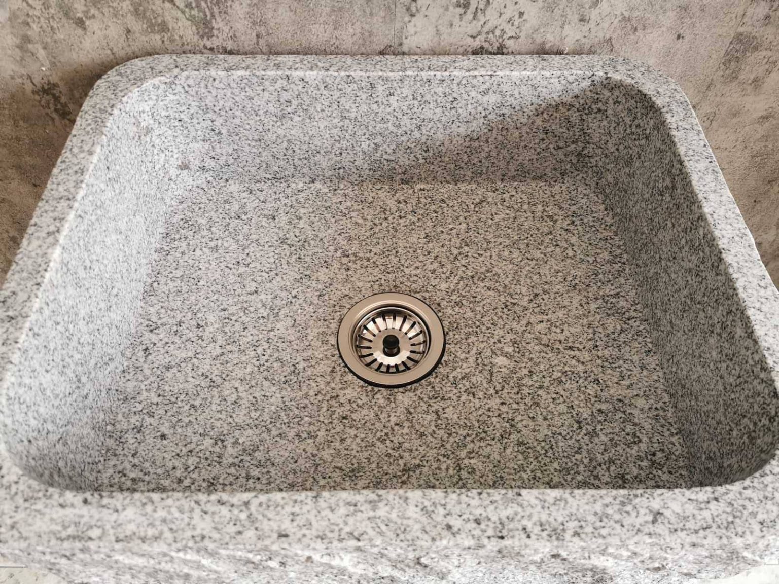 Granitni Sudoper Od Juparana Granita